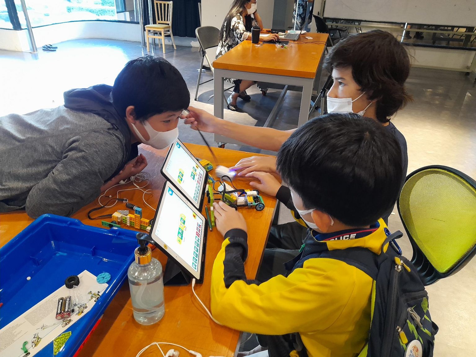 Robotic STEM Program – Day 1 - WeLearn Academy Thailand